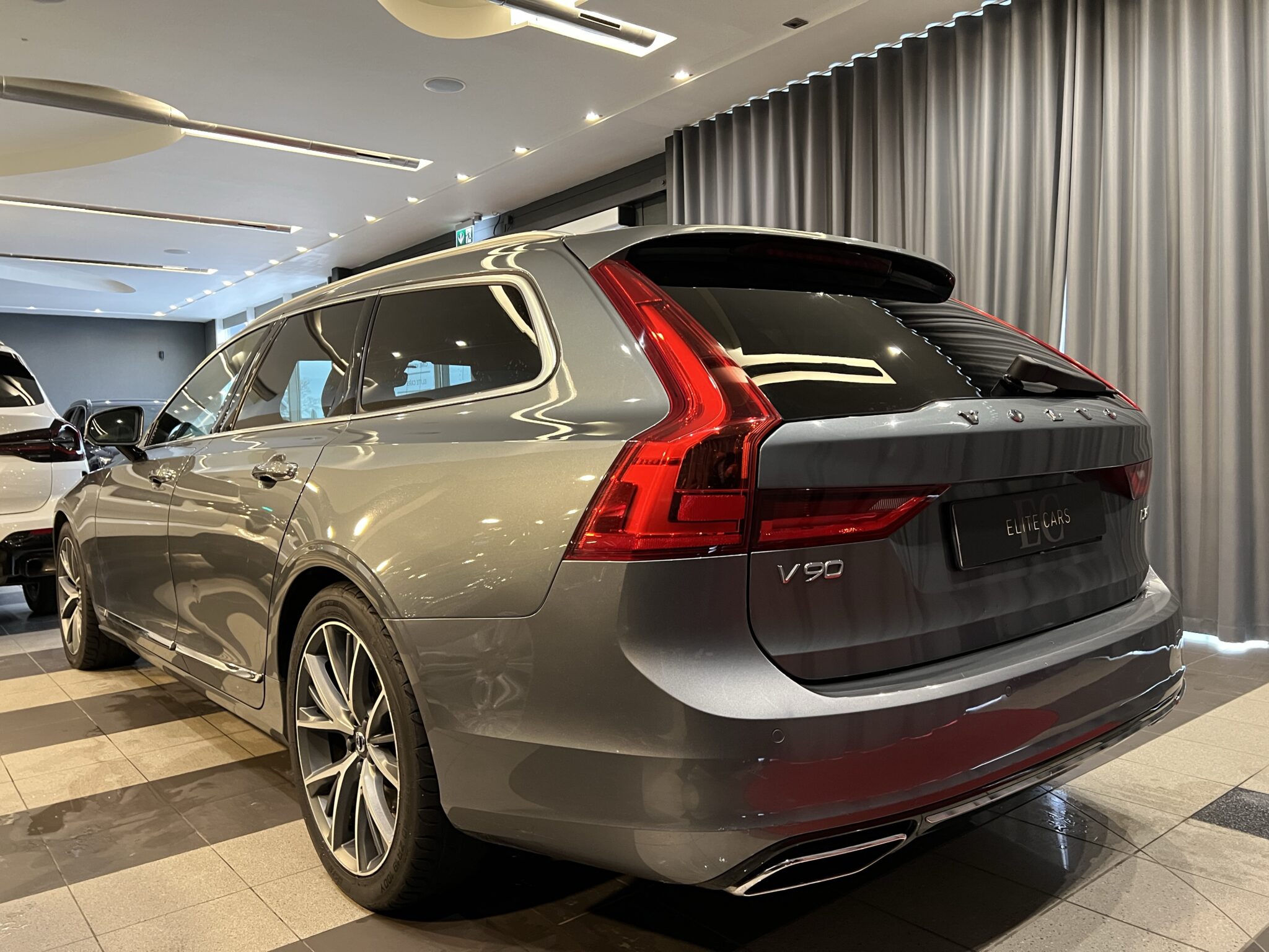 Volvo V90 D4 AWD 2018 – ELITECARS