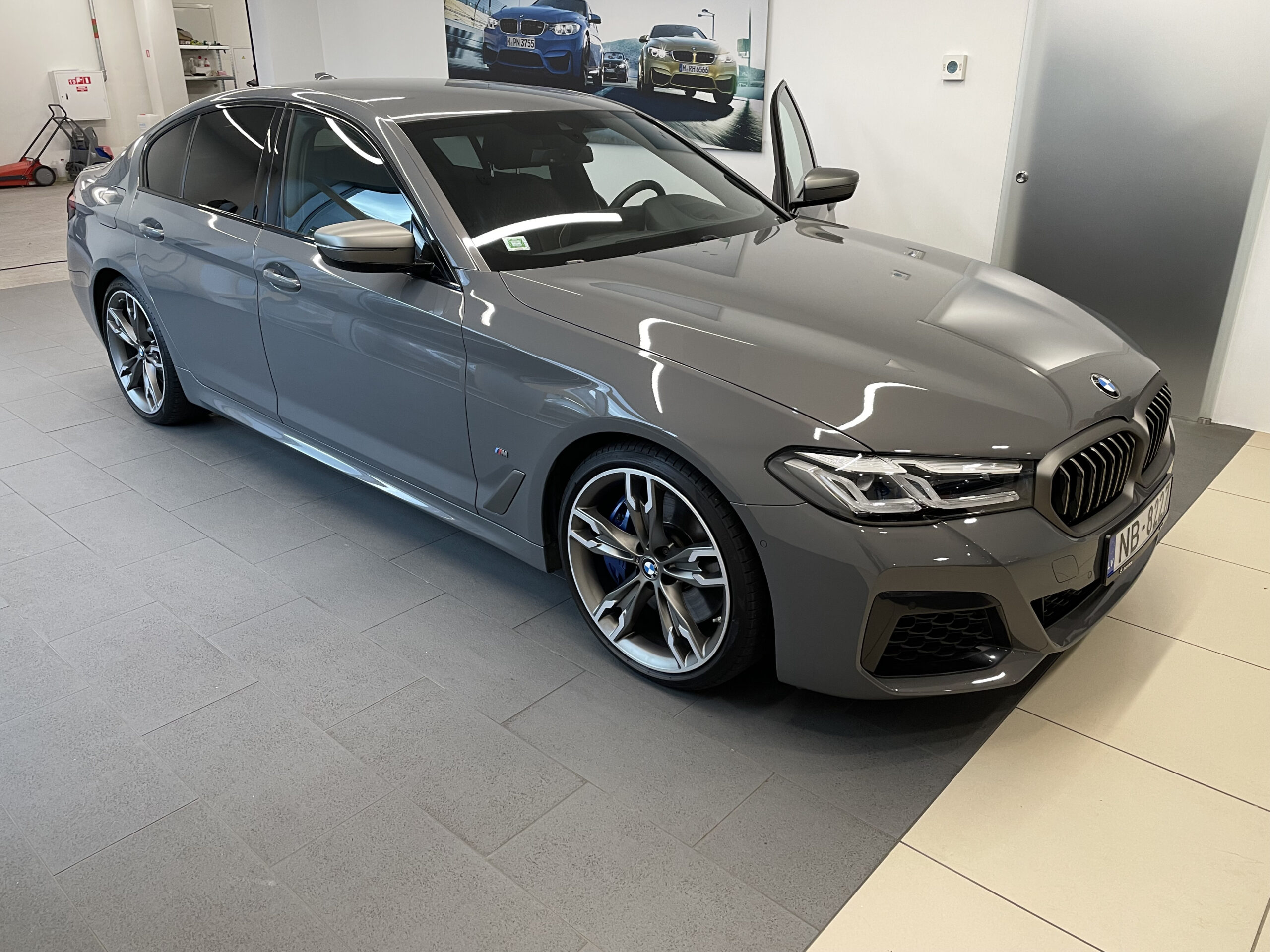 BMW M550i 2022 ELITECARS BMW M550i 2022 ELITECARS