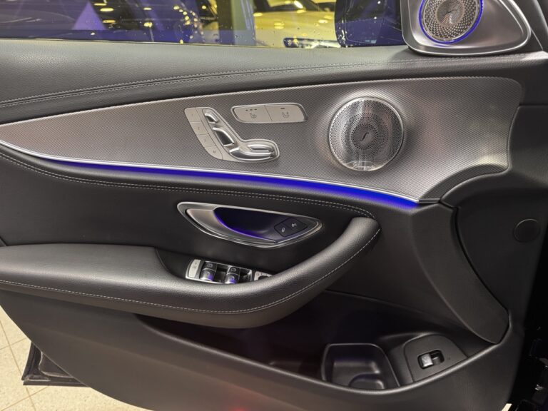 Mercedes-Benz E300 2020 - ELITECARS